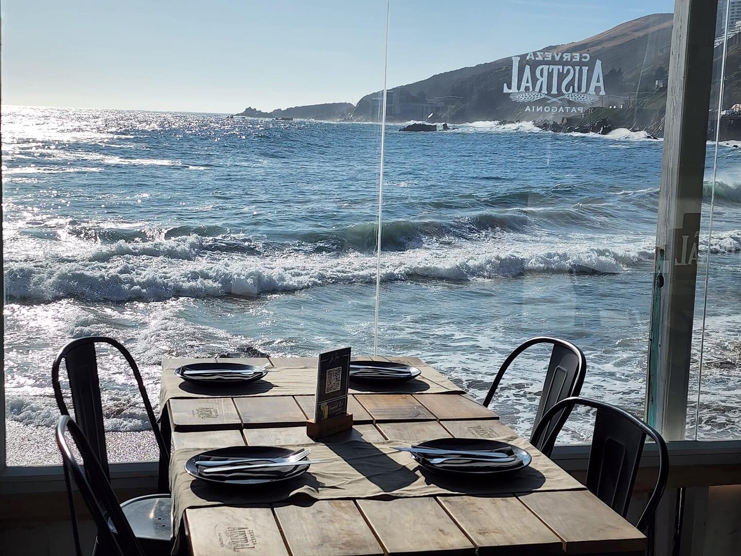 La Isla: un oasis para comer en medio de la playa en Cochoa – FayerWayer