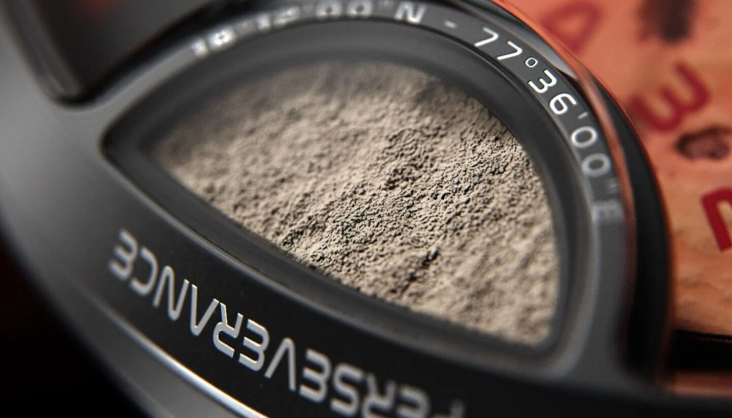 Lanzan reloj NASA x Interstellar RED 3.721, que viene con una cápsula ...