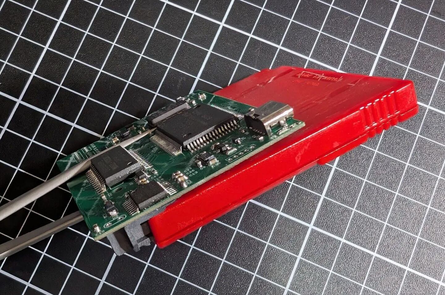 Natalie The Nerd modifica el set de LEGO Game Boy para que ejecute cartuchos originales sin usar ...