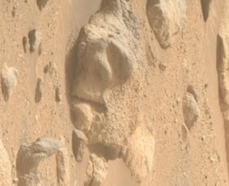 La NASA encuentra en Marte una roca con el rostro de una persona ...