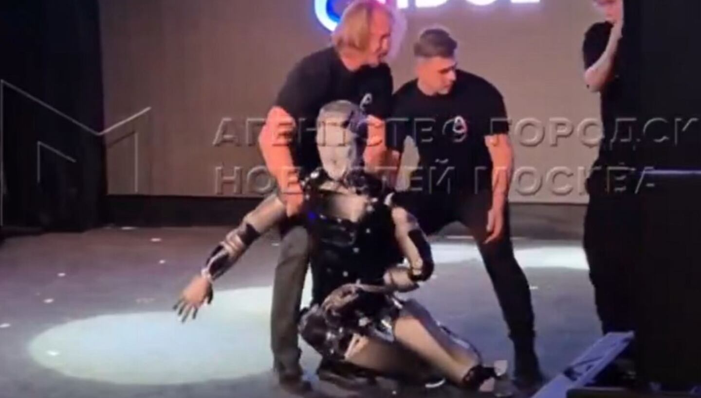 AIdol: El robot humanoide ruso que cayó en su debut oficial – FayerWayer
