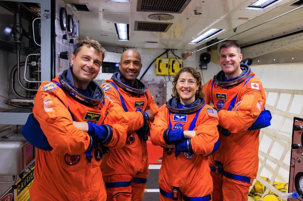 La importancia de los trajes de los astronautas: ¿Por qué unos son de ...