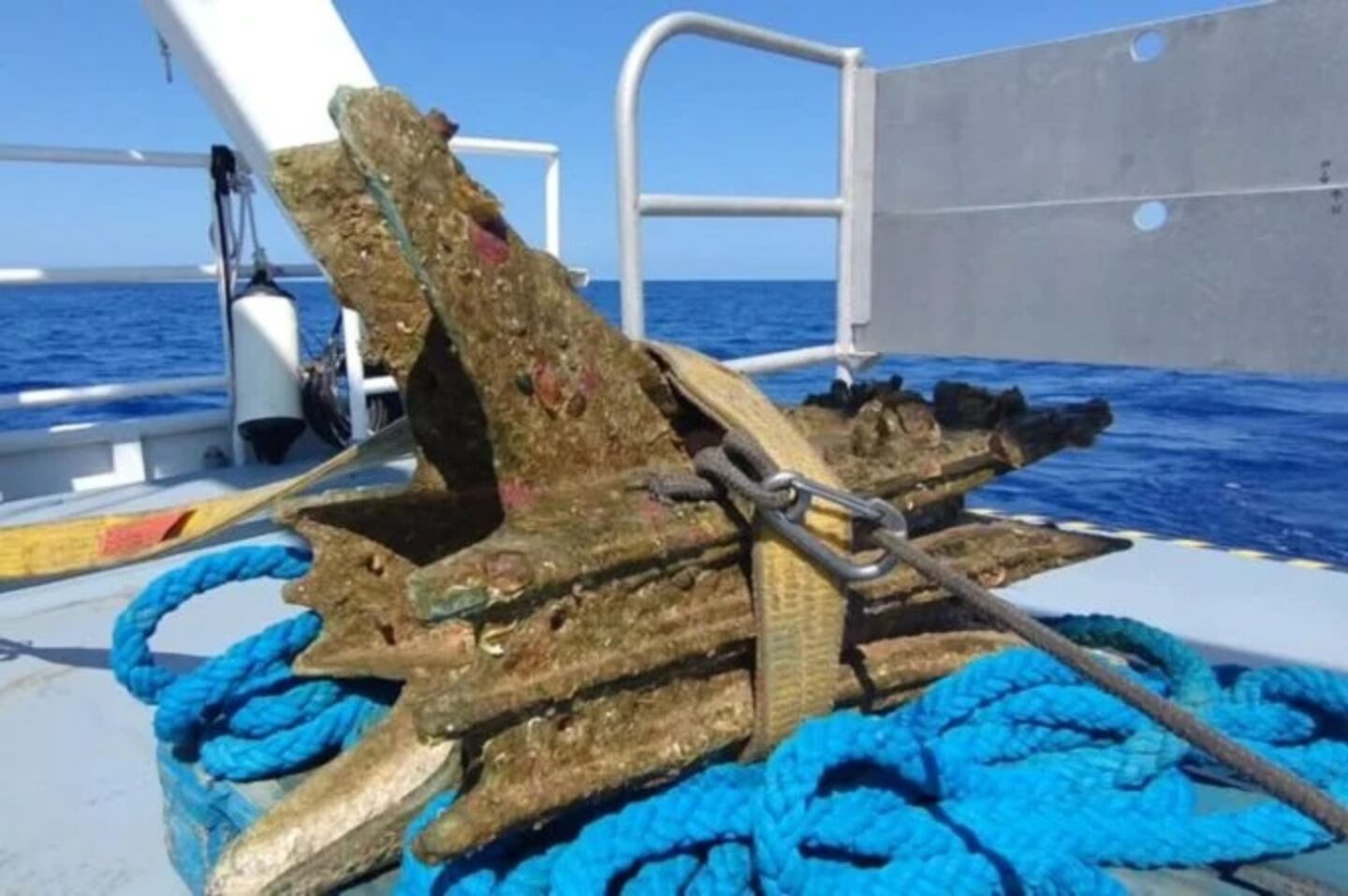 Arqueólogos marinos hallan un ariete de hace 2.200 años en el fondo del ...