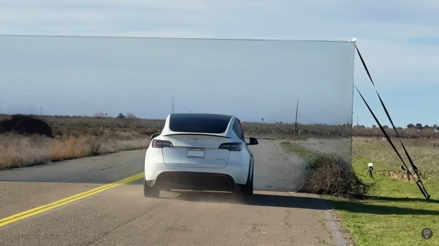 Piloto automático de Tesla probado por Mark Rober – FayerWayer