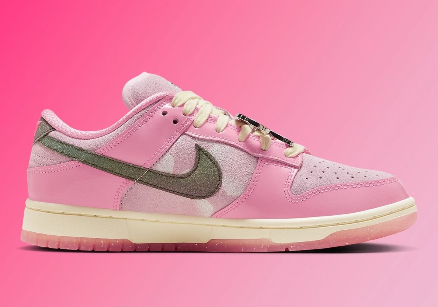 Nike sigue sobre la ola rosa de Barbie con estas zapatillas Dunk Low ...